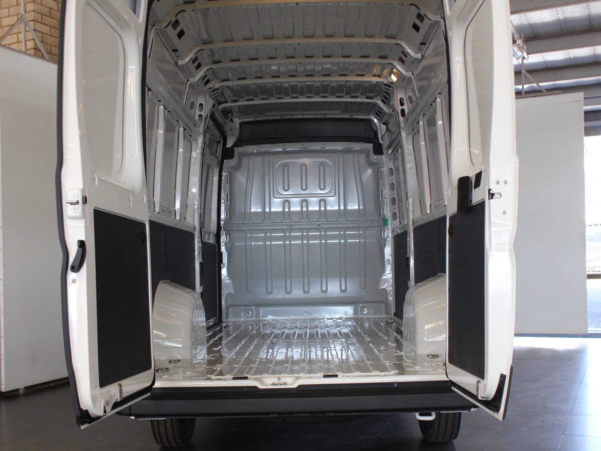 CMH Peugeot East Rand - Peugeot Boxer rear - CMH Peugeot