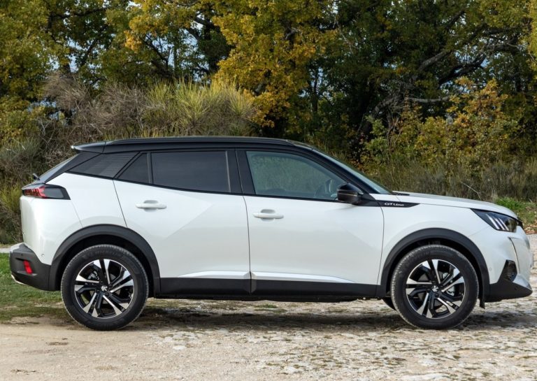 Peugeot 2008 side view - CMH Peugeot